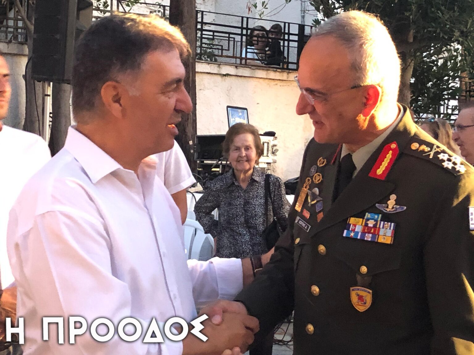 Τίμησε τον αρχηγό ΓΕΕΘΑ Στρατηγό Δημήτριο Χούπη ο πρώην Δήμαρχος ...